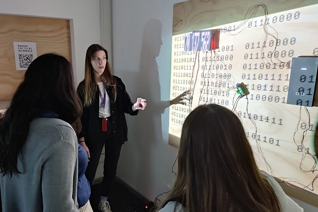 Estudiante de intercambio realizó exposición artística en Campus San Joaquín - Universidad ...